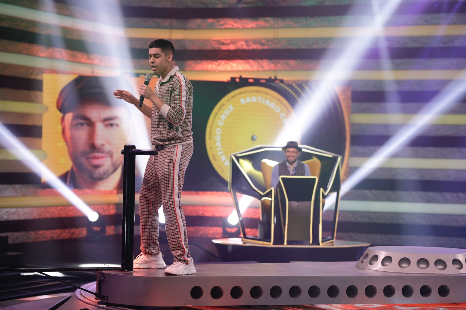 El cantante y acordeonero riohachero, Luis Mario Torres, brilló en el escenario de La Descarga ...